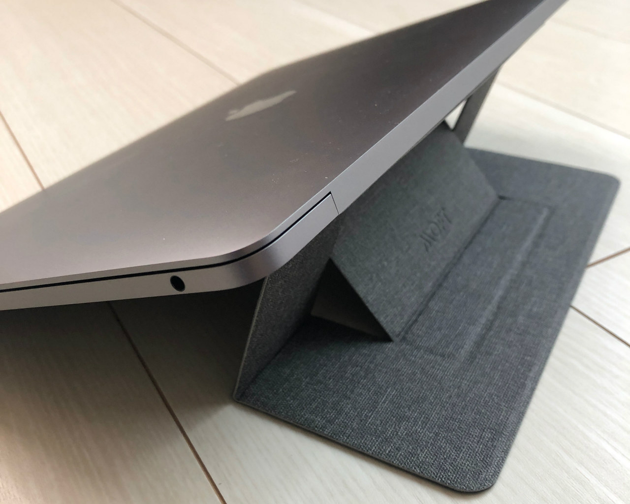 【MOFT】ノートパソコンスタンドをMacbook proにつけた感想 | Oh Tack!